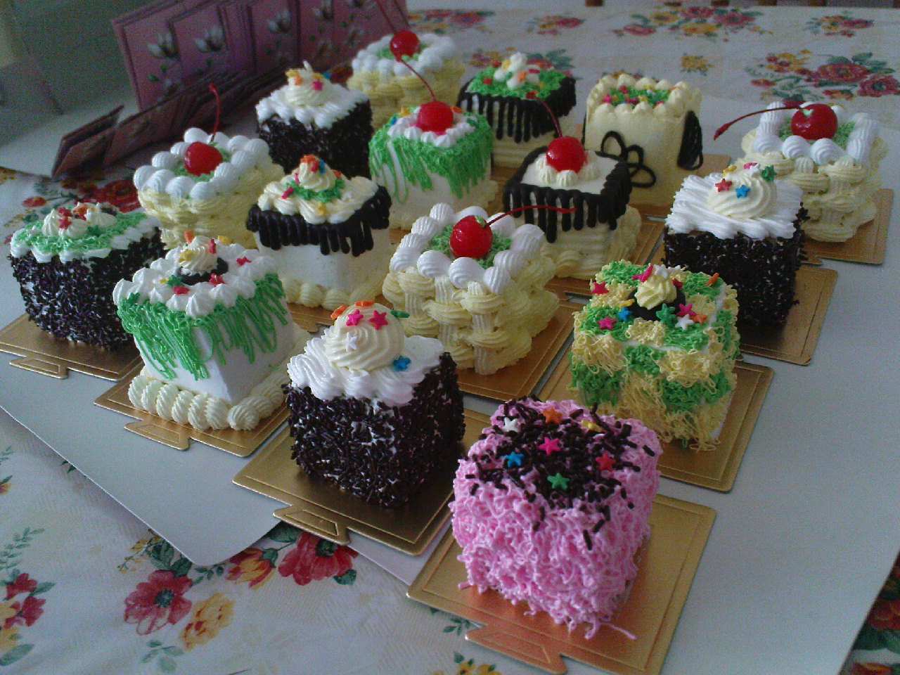 1st times ~16 pcs mini fresh cream cake order